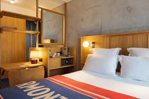 Quarto Superior | Roupa de alta qualidade, cofre com capacidade para portátil, secretária 