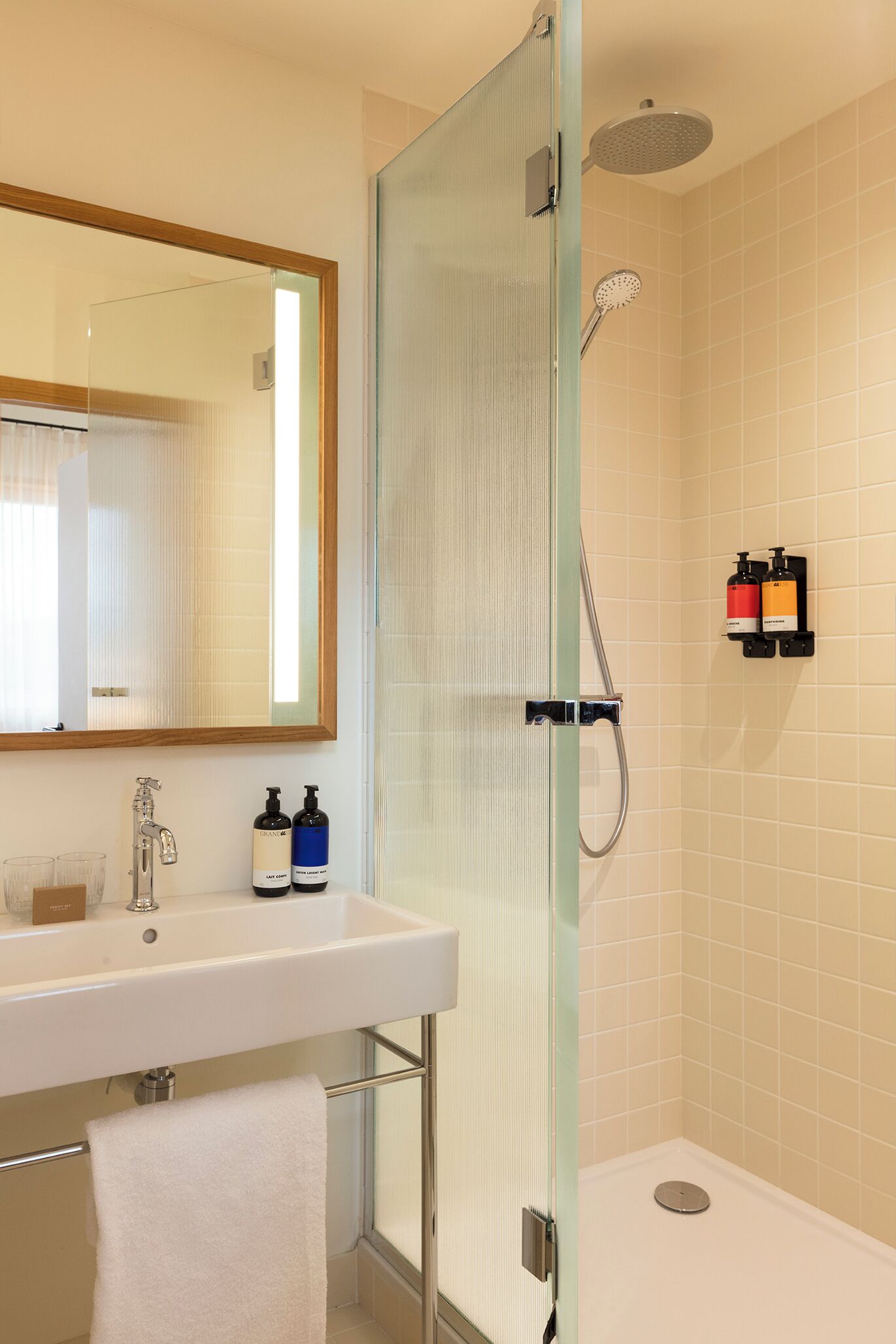 Quarto com design assinado, terraço | Banheiro | Secador de cabelo, roupões de banho, toalhas de banho, sabonete