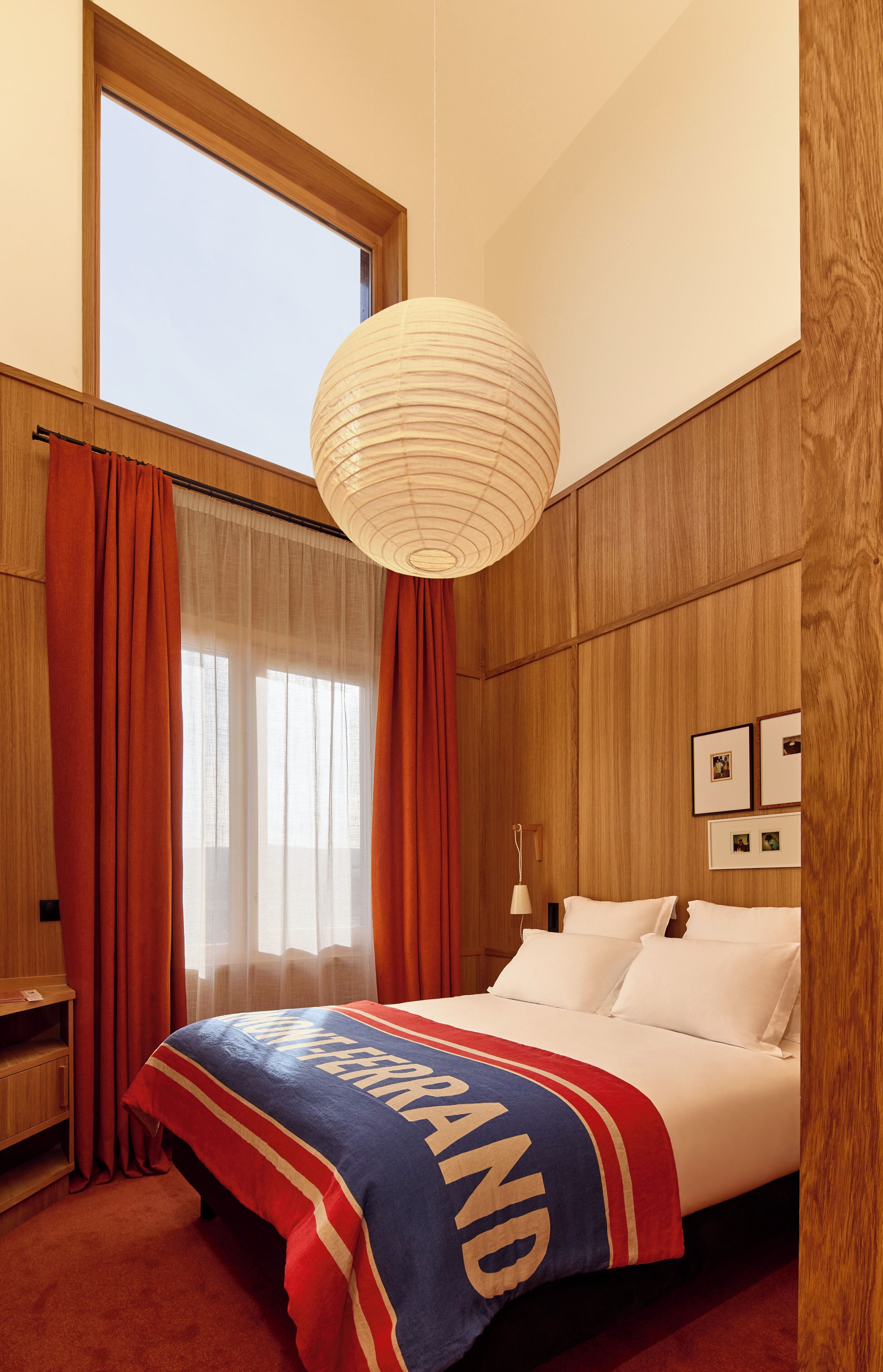 Quarto Standard | Roupa de alta qualidade, cofre com capacidade para portátil, secretária 