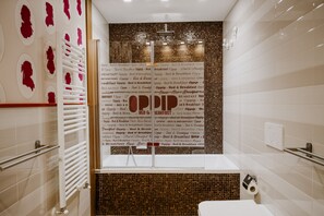 Quarto Superior, Vista para a cidade (Fiore) | Casa de banho | Um secador de cabelo, roupões, um bidé, toalhas fornecidas