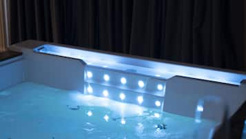 Um quarto com espelho de toucador e área de toucador iluminada.