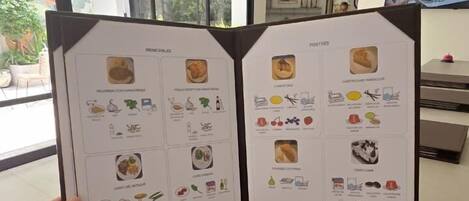 Um menu aberto exibindo itens de comida e um logotipo na parte inferior.