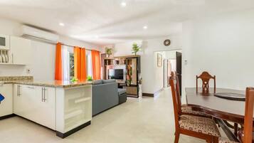 Apartamento | Cozinha privada | Um frigorífico, um micro-ondas, um forno, uma placa de cozinha