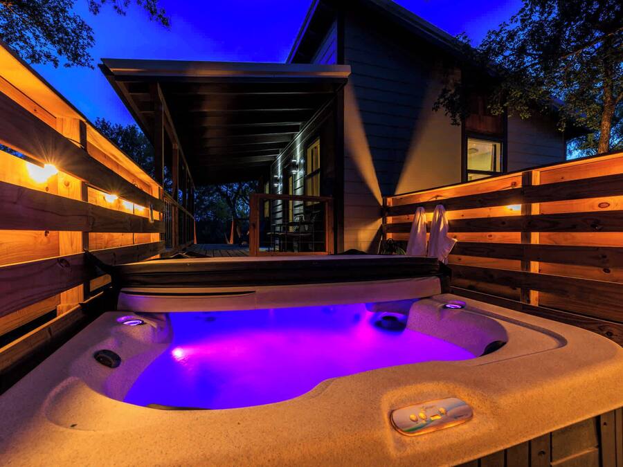 Casa de Campo, 1 cama king-size e sofá-cama, banheira de hidromassagem grande, vista para o rio | Terraço/pátio interior