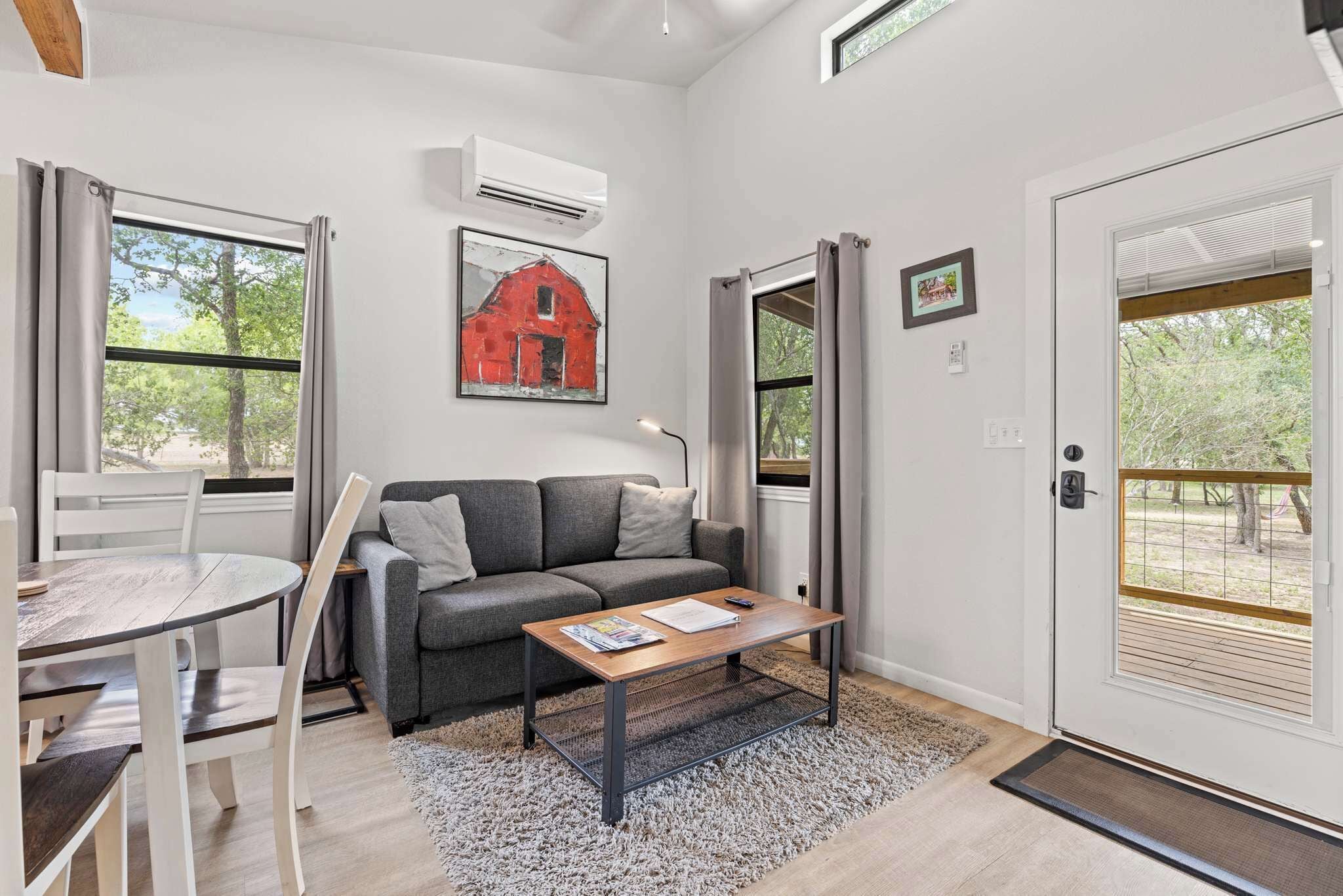 Casa de Campo, 1 cama king-size e sofá-cama, banheira de hidromassagem grande, vista para o rio | Sala de estar