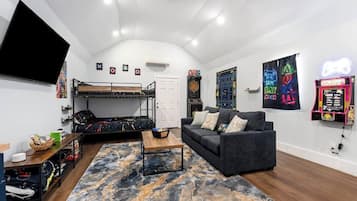 Casa, várias camas, pátio (1605 Lone Man A & C) | Sala de estar