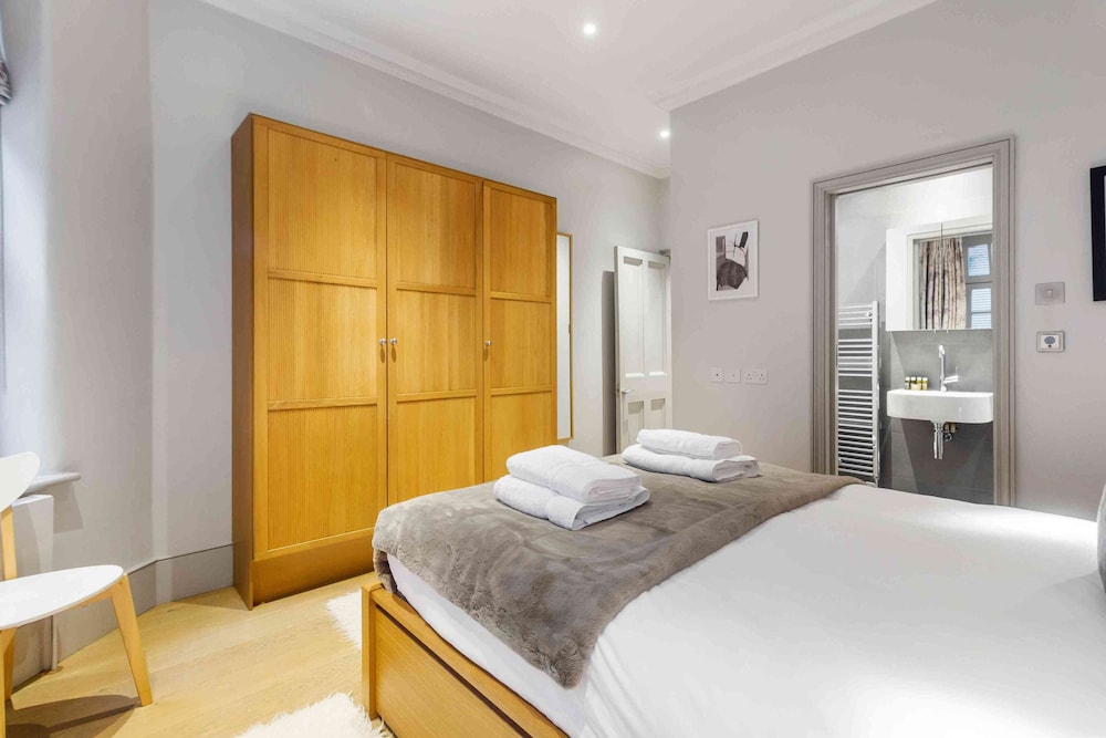 Stunning 3 bed flat in the heart of Chelsea - London | Vrbo
