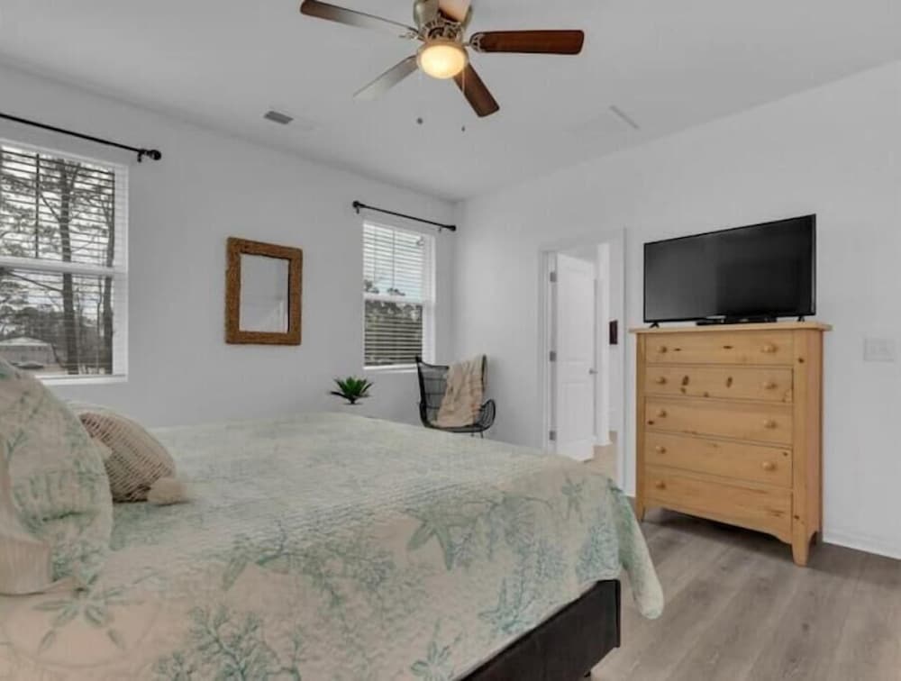 Carolina Cottage- Sleeps 9, Mile From Ocean! - Myrtle Beach, SC
