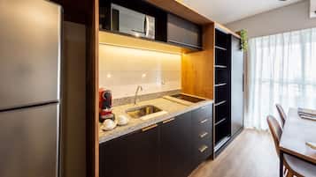 Um frigorífico, um micro-ondas, uma placa de cozinha