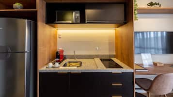 Um frigorífico, um micro-ondas, uma placa de cozinha