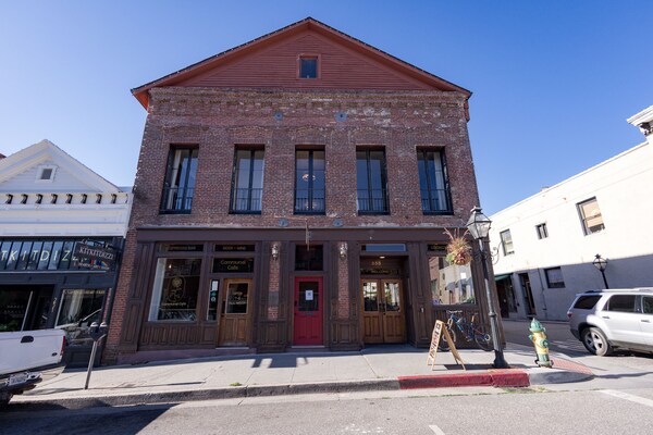 Speakeasy Suites - Nevada City, CA