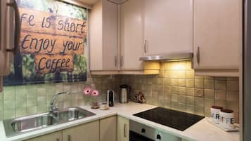 Um frigorífico, um micro-ondas, um forno, uma placa de cozinha