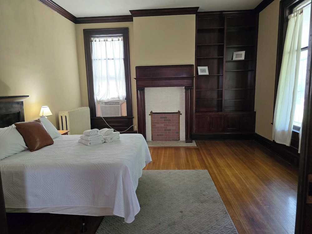 Peabody 1, 2 Bedroom Main Floor Apartment - Memphis, TN