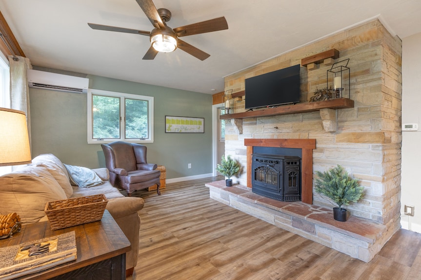 Laurel Highlands Getaway Chalet - Fire Pit, Game Room, Near Lake & Ski Resorts - Pennsylvania