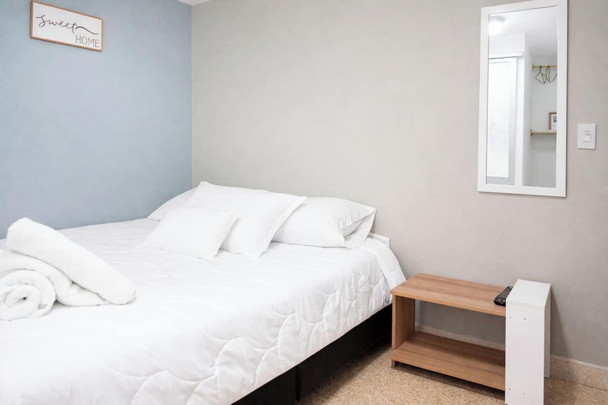 Quarto Duplo Básico | Com mobília individualizada, roupa de cama fornecida