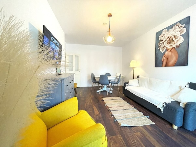 Cozy Corner Apartment: Baby Crib And High Chair - Transylvania