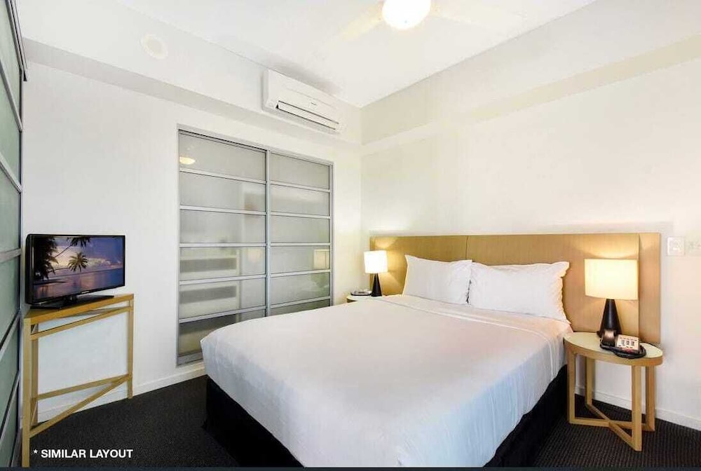 Modern Elegance: Corner Haven With Cityscape Views - Darwin