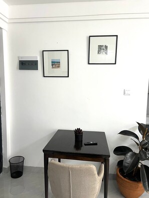 Apartamento Empresarial | Sala de estar | Smart TV de 24 polegadas com canais digitais 