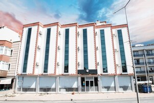 Um hotel com fachada moderna, janelas amplas e entrada imponente.