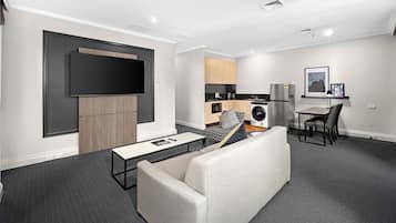 Quarto casal ou duplo com design assinado, 1 quarto, para não fumantes, cozinha americana | Área de estar | TV LED 65 polegadas com canais a cabo