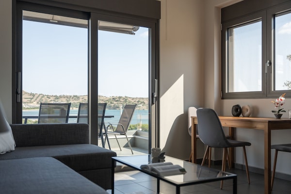 Villa Deluxe, vista para o mar | Sala de estar | Smart TV de 32 polegadas com canais digitais, Netflix