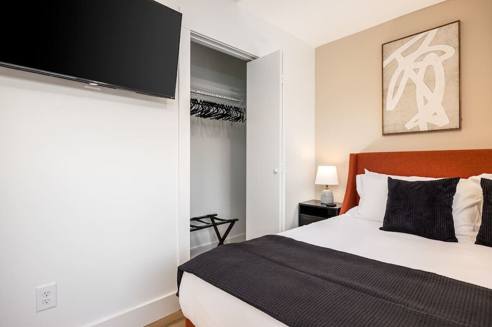 4 Beds 3 Bedroom Updated Condo w/ Desks, Patio + Parking - Nashville | Vrbo