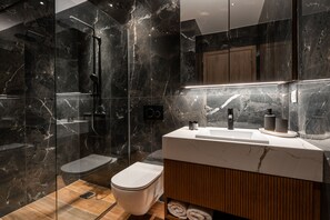 Suíte luxo | Banheiro | Chuveiro, secador de cabelo, roupões de banho, chinelos