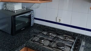Um frigorífico/congelador grande, um micro-ondas, uma torradeira 