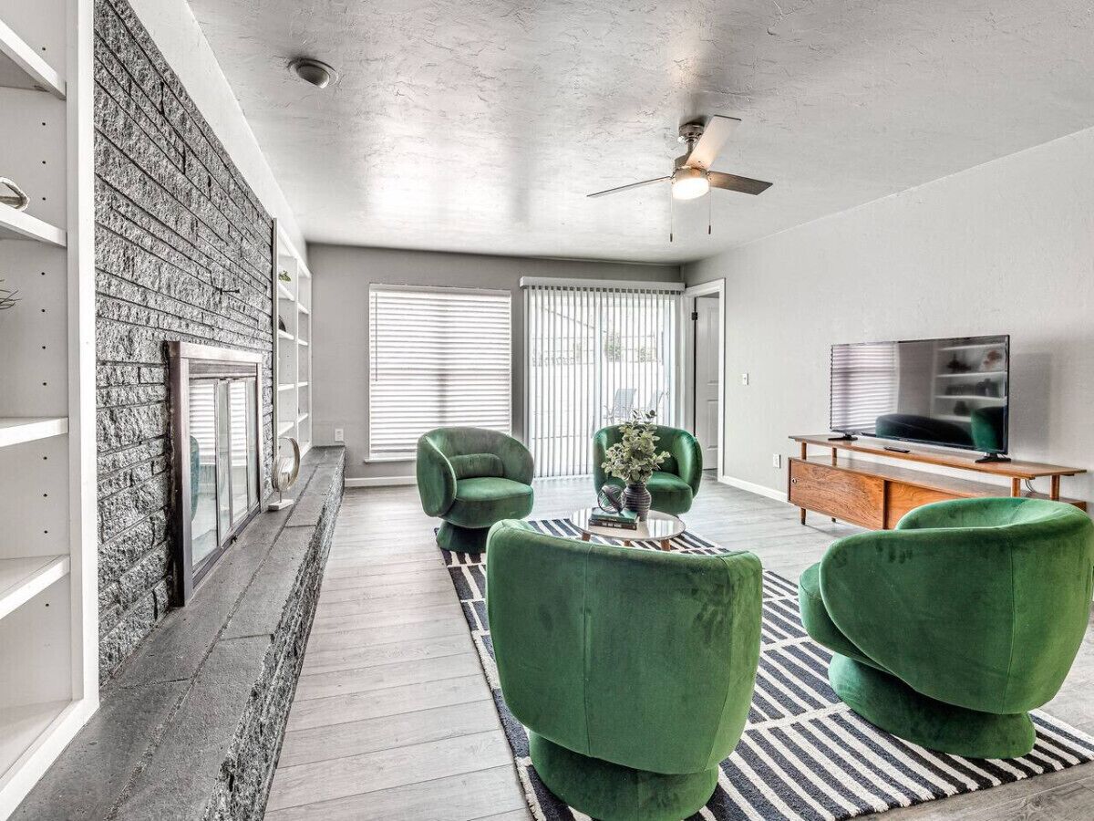 4bed Remodeled Luxe Pool House - Edmond, OK