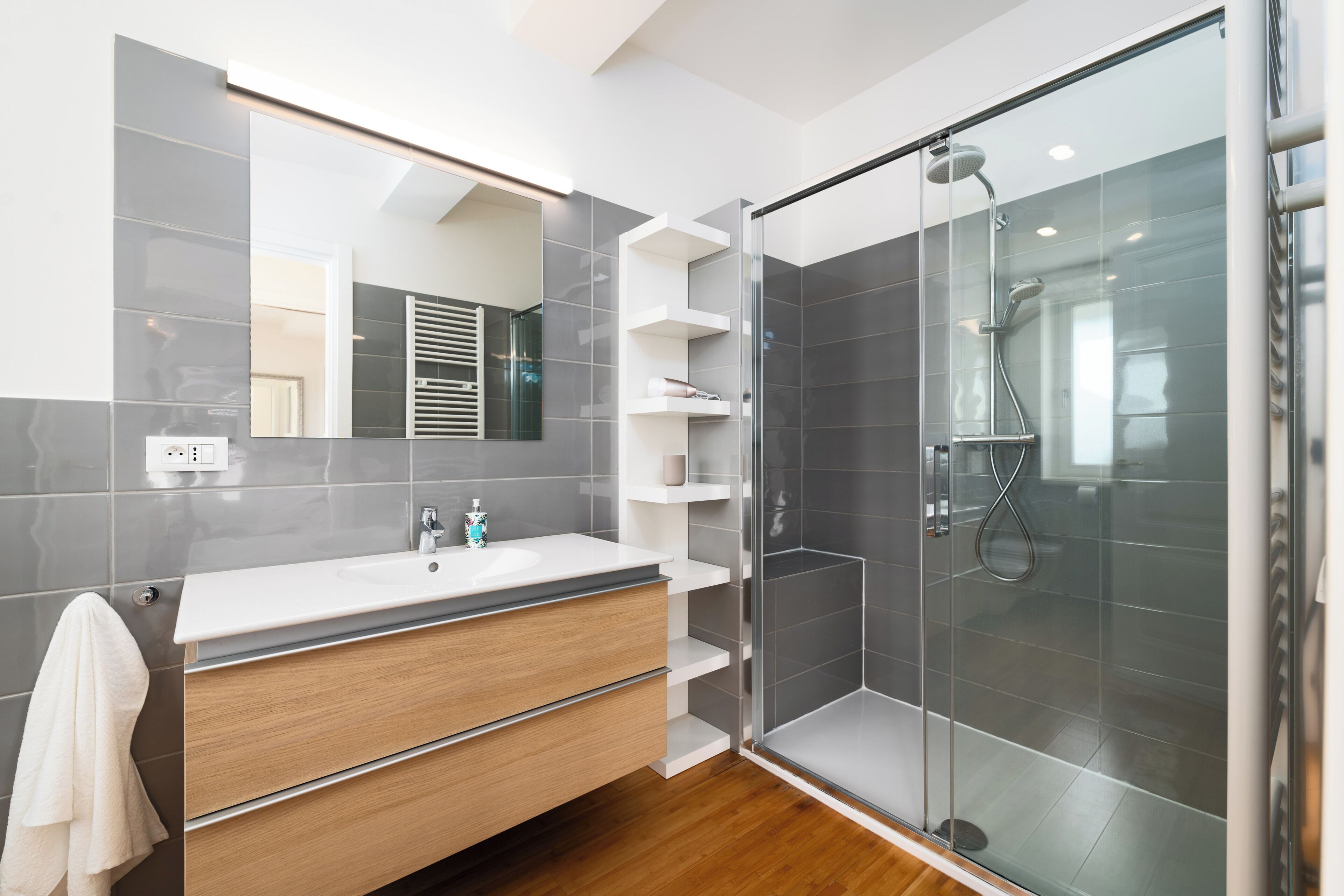 Apartamento de Luxo | Casa de banho | Artigos de higiene pessoal grátis, um secador de cabelo 