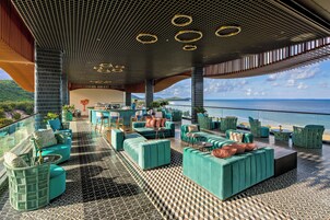3 bares/lounges, 2 bares junto à piscina 
