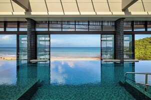 Piscina interior, piscina exterior, toldos gratuitos, guarda-sóis 
