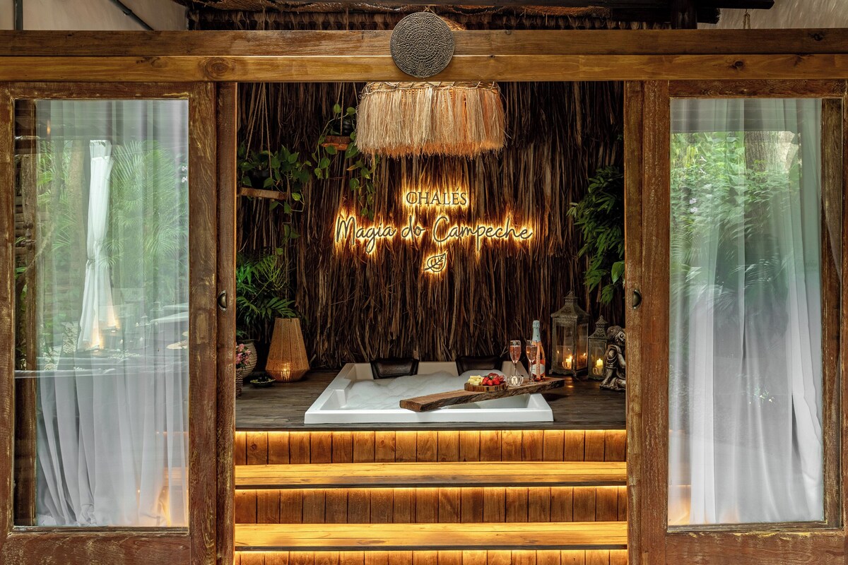 Um interior em madeira com área de estar, parede decorativa com luminárias pendentes e teto de madeira.