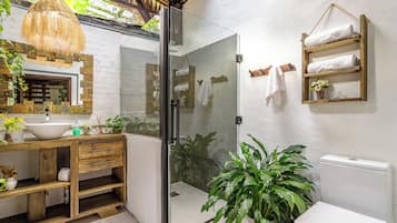 Cabana de Madeira Superior | Casa de banho | Uma banheira, uma banheira de hidromassagem, um secador de cabelo