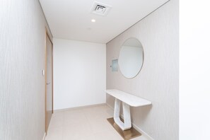 Apartamento Deluxe | Sala de estar | Smart TV de 55 polegadas com canais por cabo 