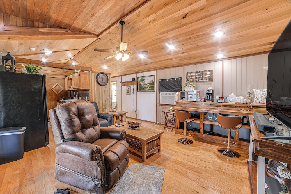 Peaceful Kentucky Countryside Cabin W/ Porch - Kentucky
