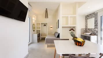 Deluxe Suite Sea View with Outdoor Hot Tub | Sala de estar | Smart TV