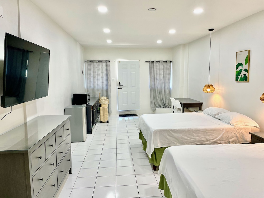 Footsteps To Beach, Ac, Fast Wi-fi, Hot Water - Montego Bay