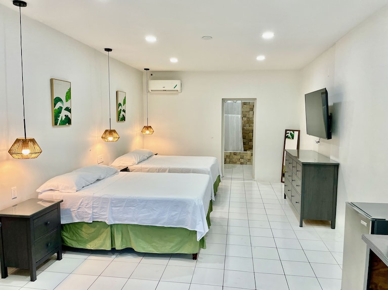 Footsteps To Beach, Ac, Fast Wi-fi, Hot Water - Montego Bay