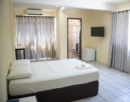 Quarto casal luxo, 1 cama de casal | Frigobar, escrivaninha, Wi-Fi de cortesia, roupa de cama