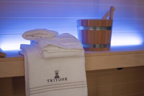 Domus Aurea - Premium Room | Minibar, cofre no quarto, com mobília individualizada, secretária 