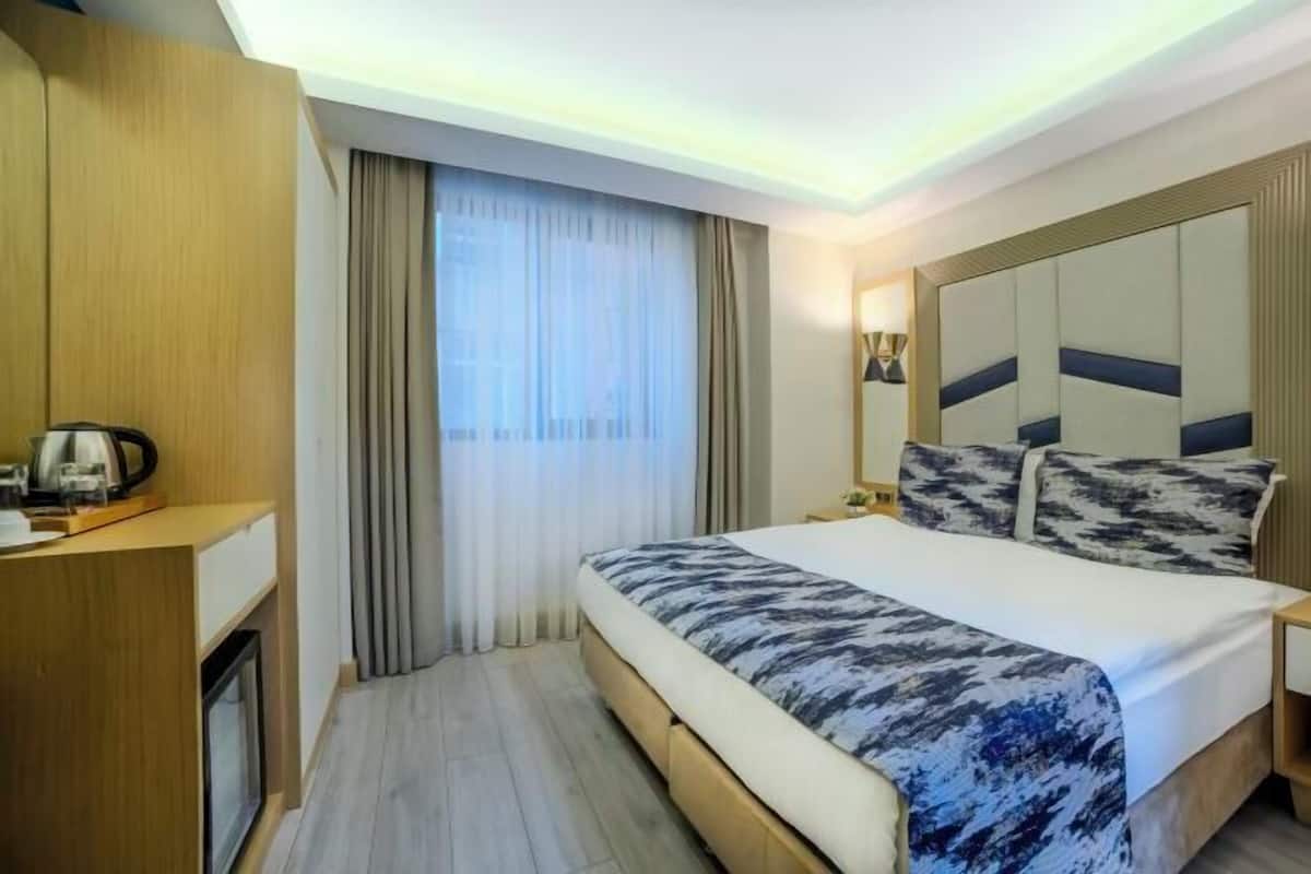 Frigobar, quartos à prova de som, Wi-Fi de cortesia, roupa de cama