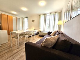 Estúdio Comfort, vista para o pátio | Sala de estar | TV de ecrã plano 