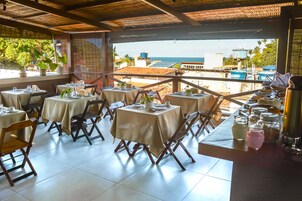 Café da manhã com buffet grátis todos os dias