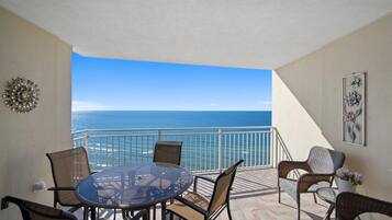 Condo, várias camas (Emerald Beach 2325) | Opções para refeição ao ar livre