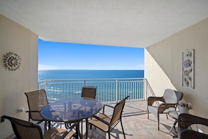 Condo, várias camas (Emerald Beach 2325) | Opções para refeição ao ar livre