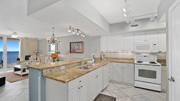 Condo, várias camas (Emerald Beach 2325) | Cozinha privada