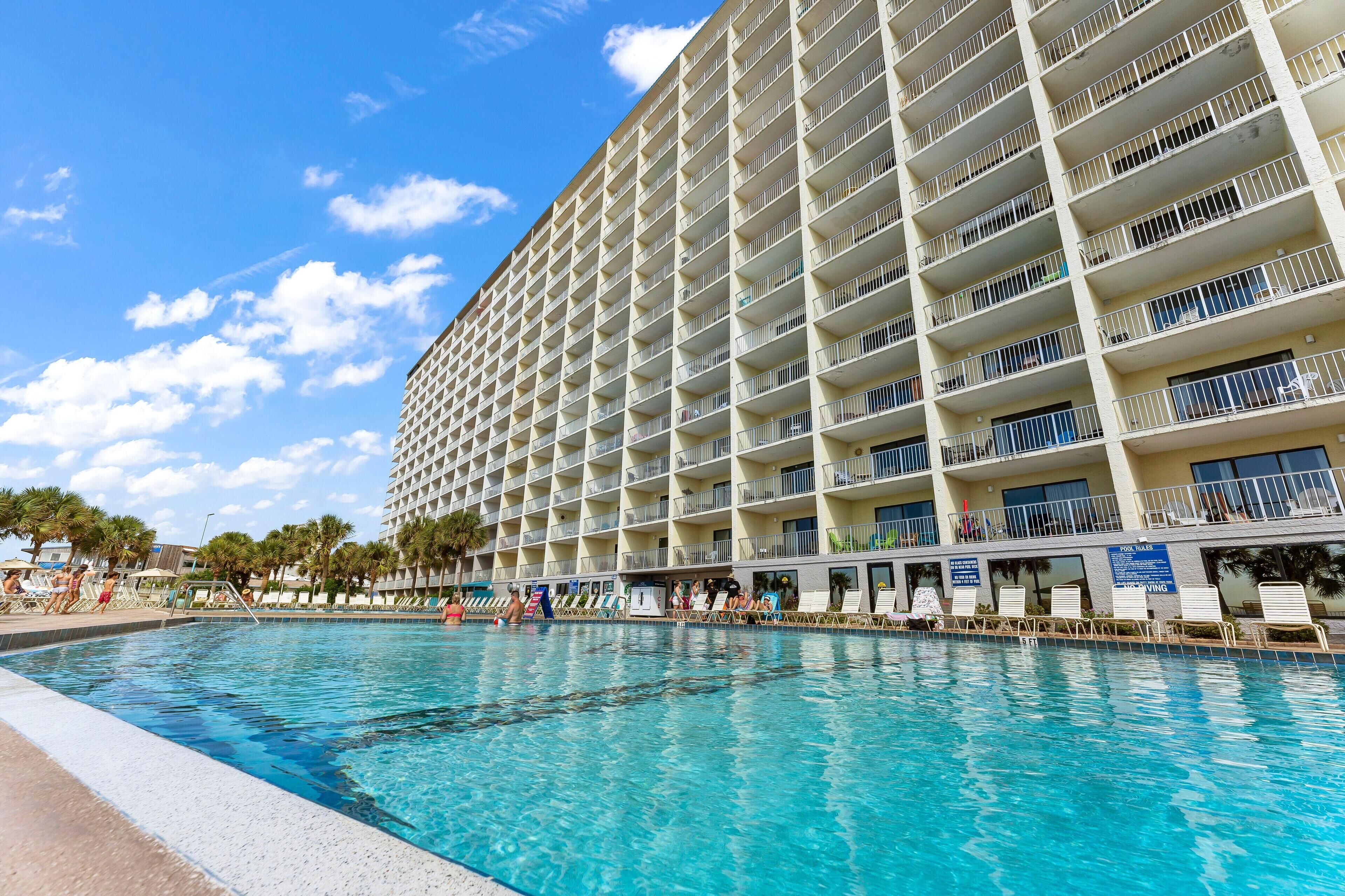 Apartamento em Condomínio Fechado, várias camas (The Summit 725 ) | Piscina