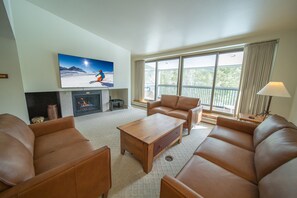 Condo com design assinado, 3 quartos, sacada, vista para a montanha (Saints John 2515) | Área de estar | Smart TV, lareira