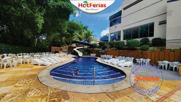 10 piscinas exteriores, nadadores-salvadores no local 